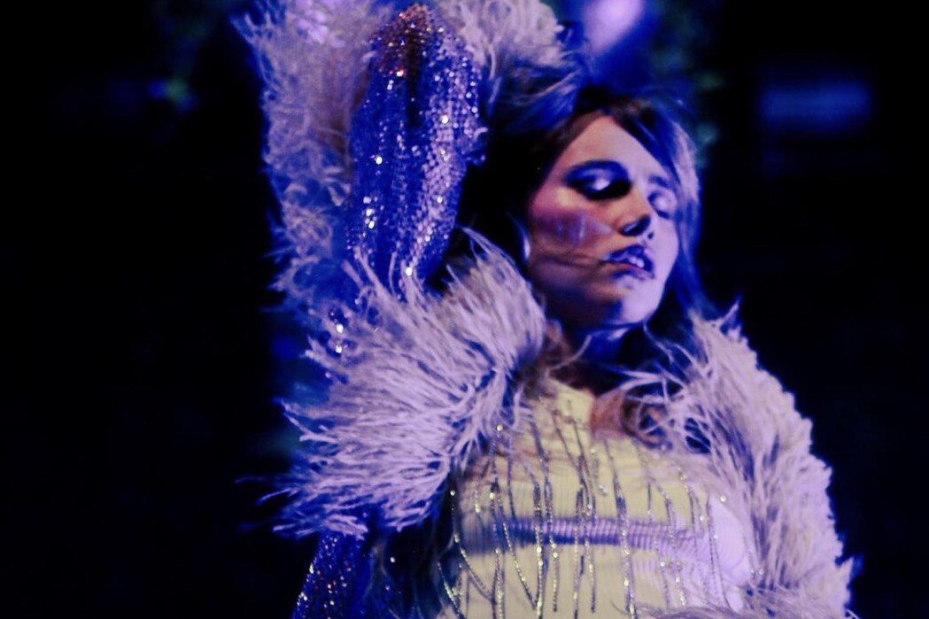 Sookie Waterhouse "lit it up" on stage in a Santa coat | PRO UKRAINE
